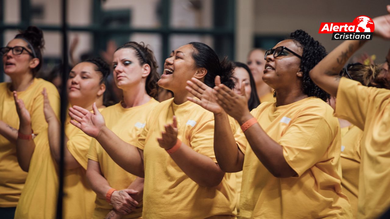 Reclusas se bautizan y encuentran esperanza en Jesús gracias a God ...